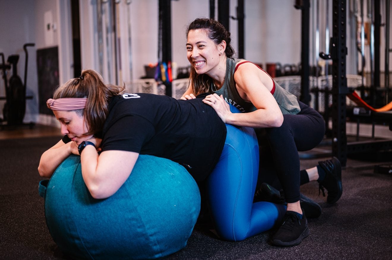 Double Hip Squeeze for Labor Comfort - MamasteFit
